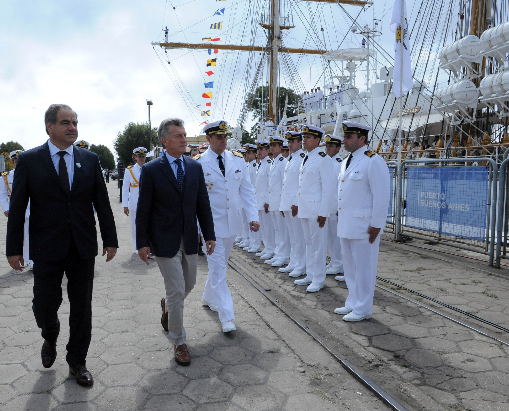 El presidente Macri dio la Orden de Zarpada de la Fragata Libertad El presidente Macri dio la Orden de Zarpada de la Fragata Libertad